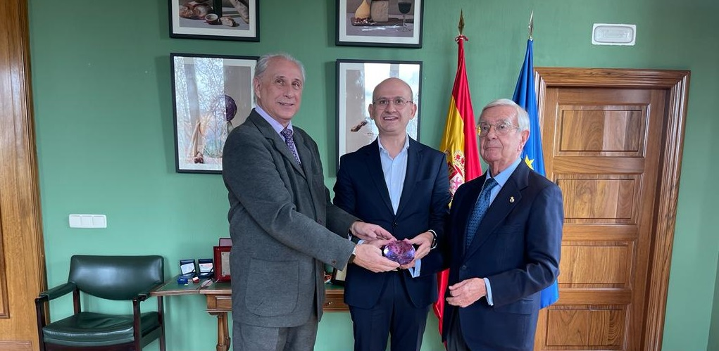 Entregan réplica de Premio Excelencias 2022- Nicolás Muela in Memoriam ...